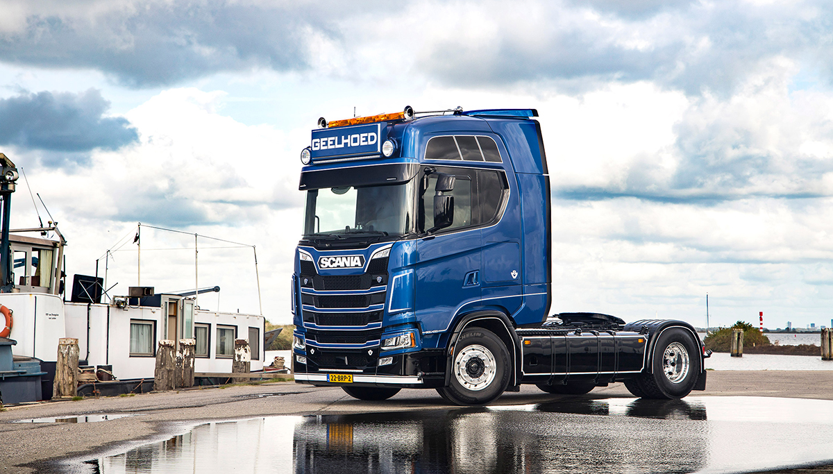 Transport Online - Gebroeders Geelhoed kopen Scania V8 voor hun vader