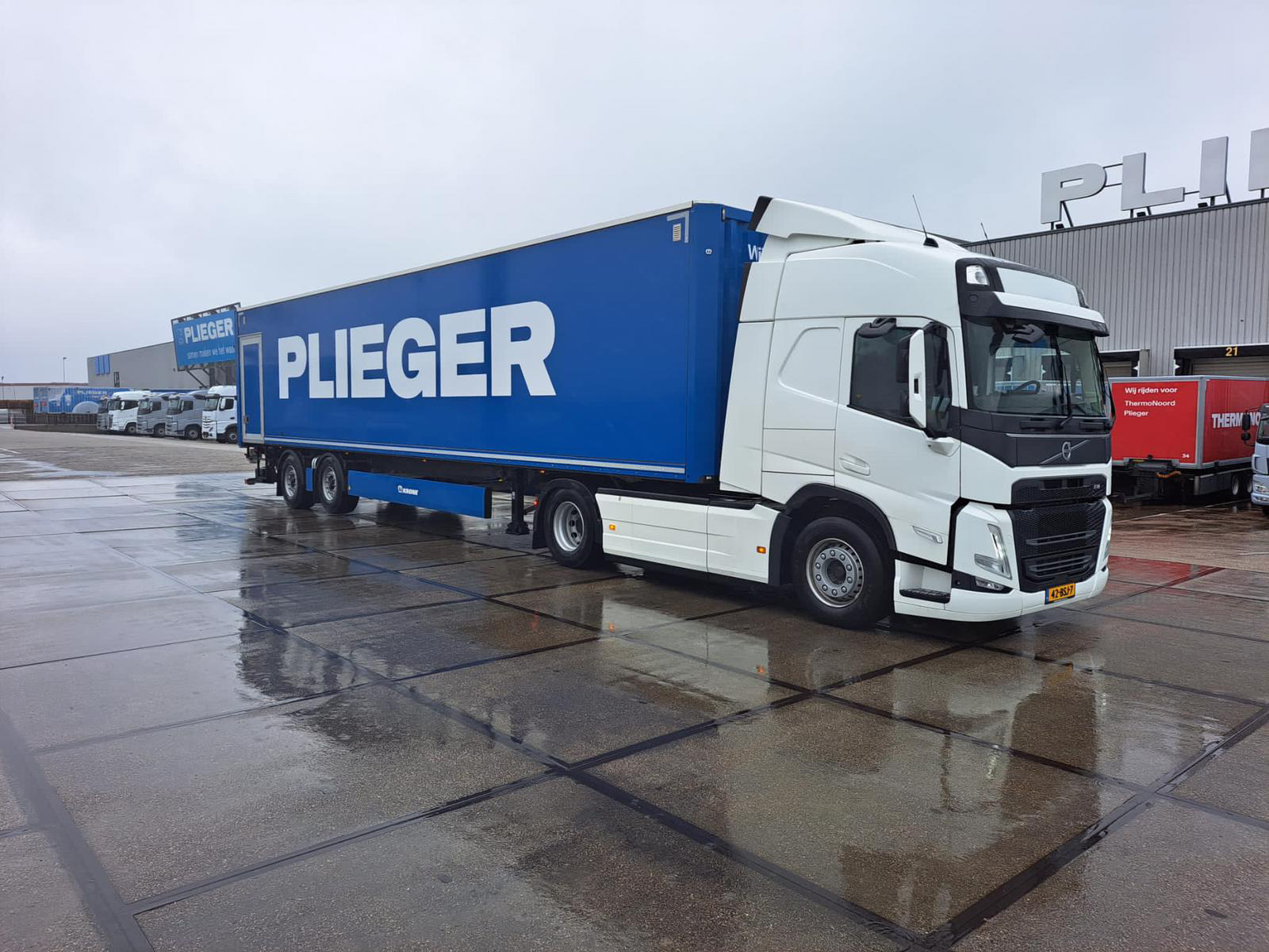 Transport Online - Tien nieuwe trekkers en opleggers voor Plieger